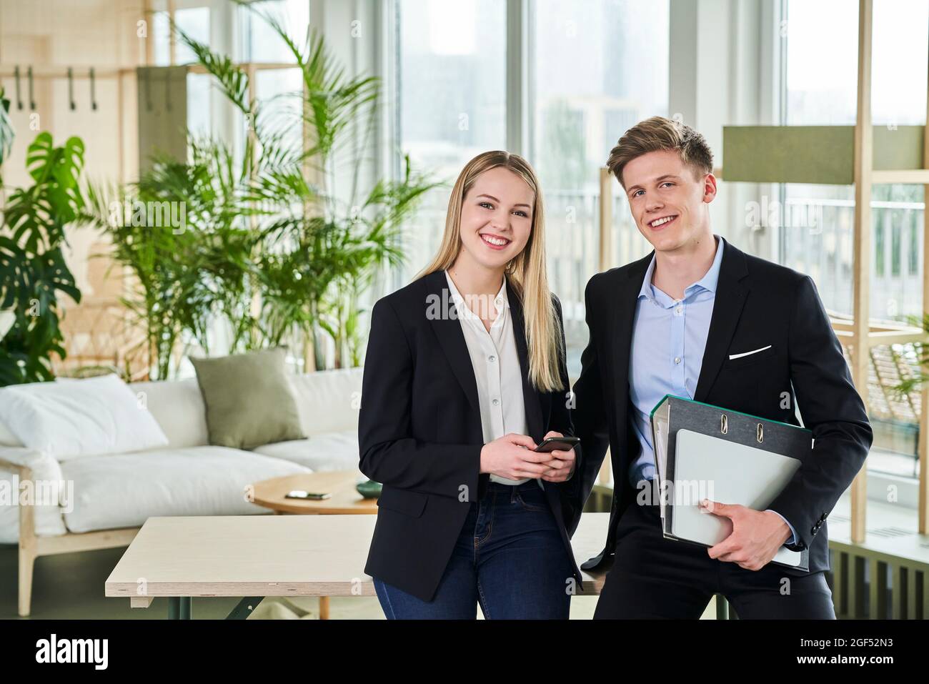 Office intern male hi-res stock photography and images - Alamy