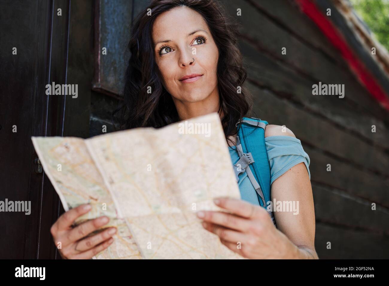 Person holding map hi-res stock photography and images - Alamy