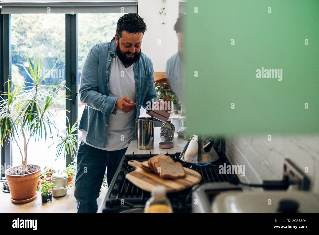 Standing at counter hi-res stock photography and images - Alamy