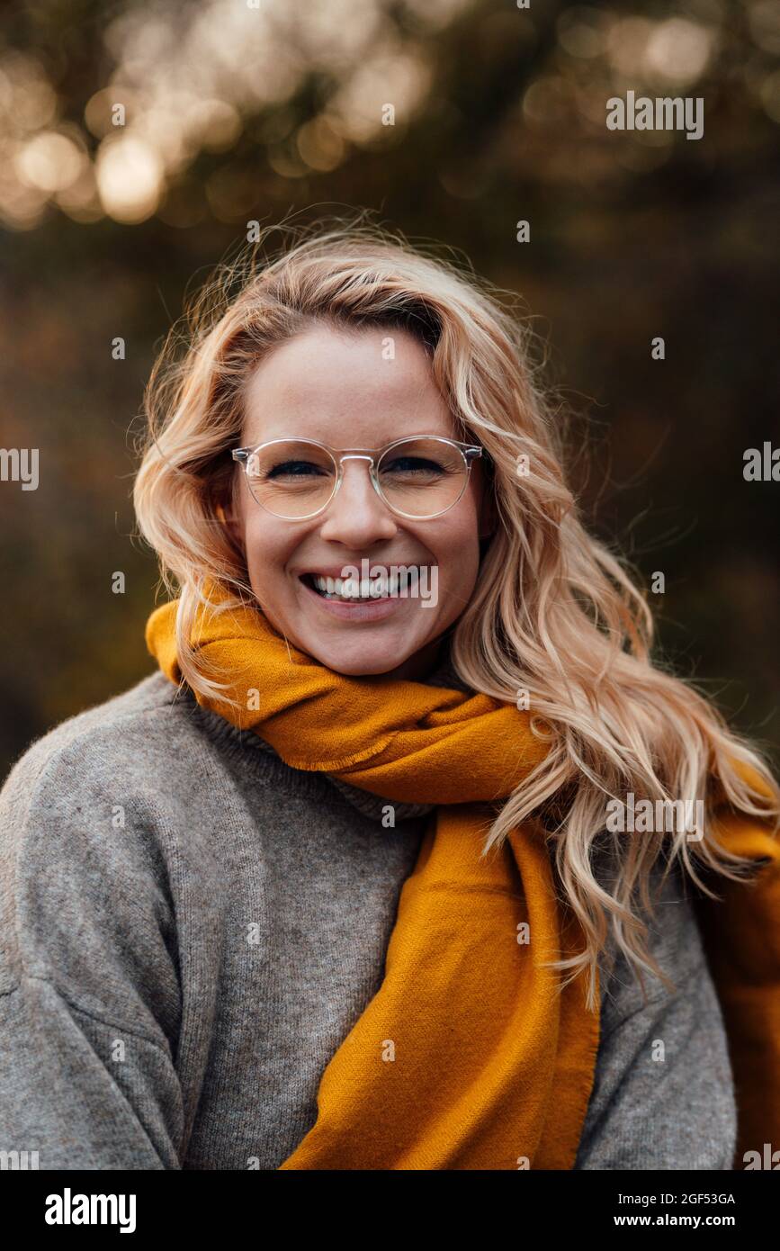 Wearing shawl hi-res stock photography and images - Alamy