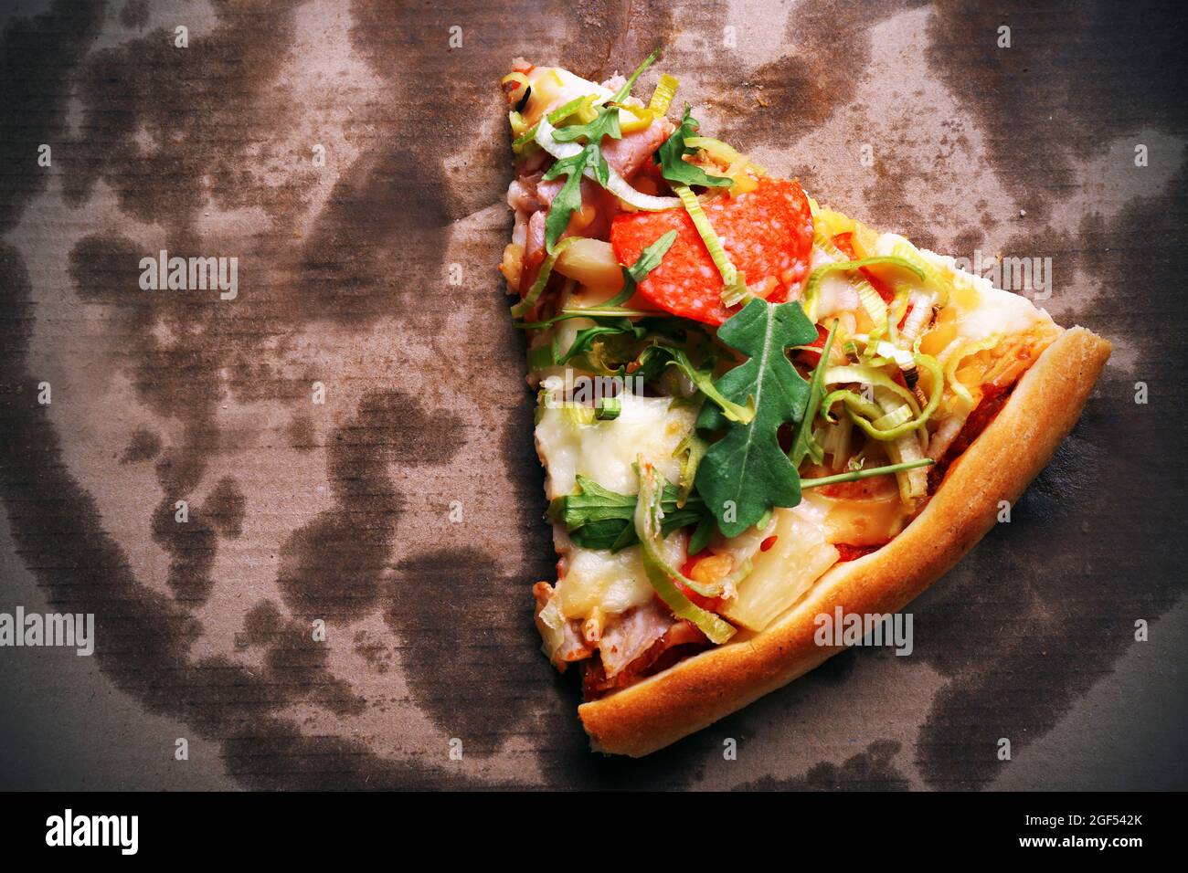 Piece of fresh pizza on cardboard background Stock Photo - Alamy