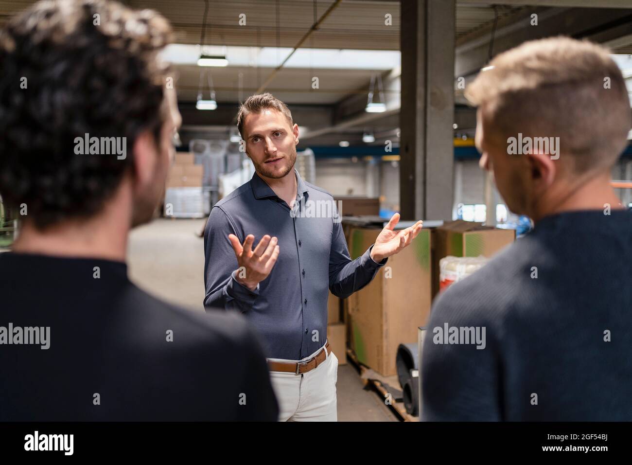 Explaining to colleagues hi-res stock photography and images - Alamy