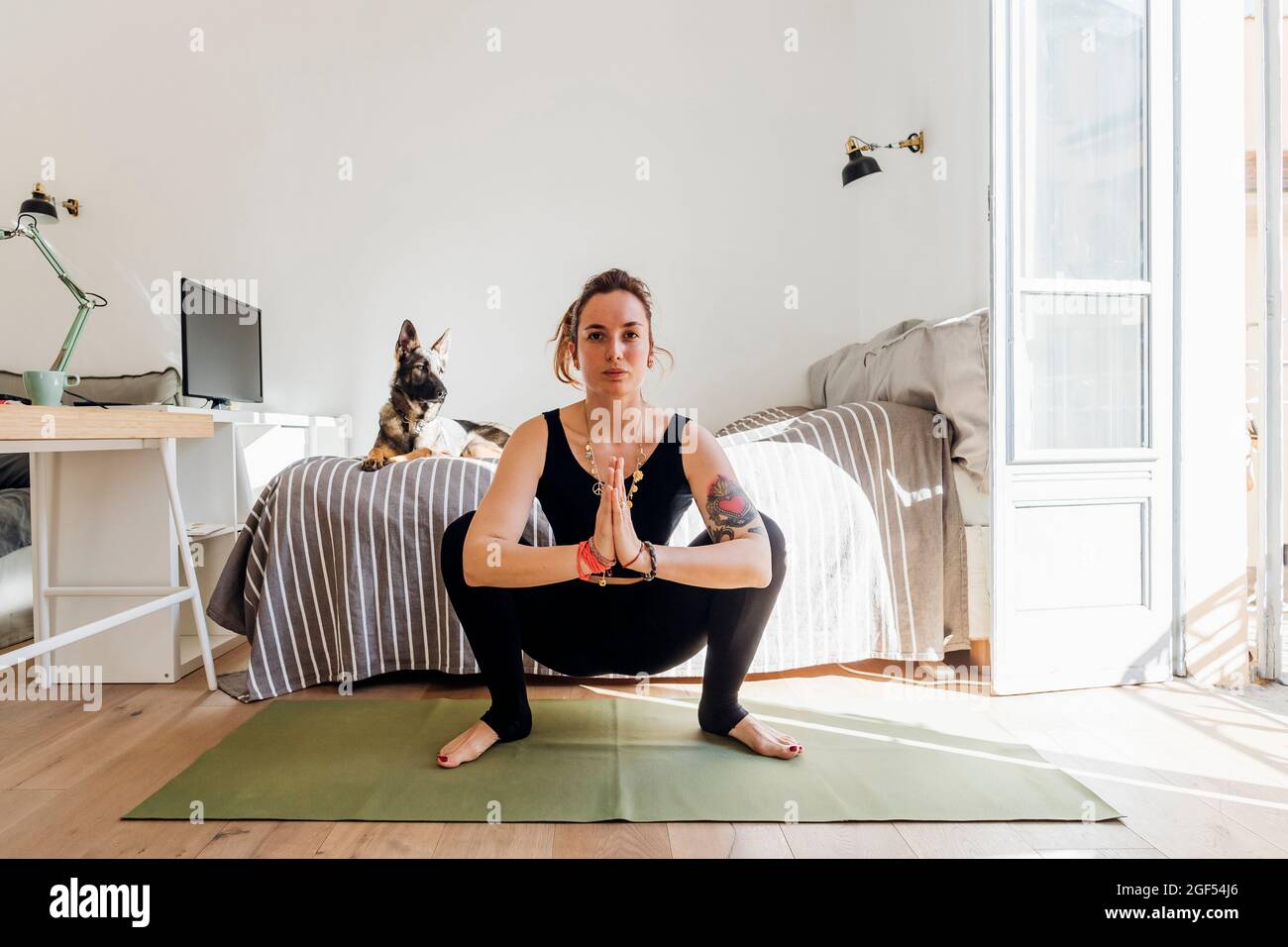 Woman crouching exercise hi-res stock photography and images - Alamy