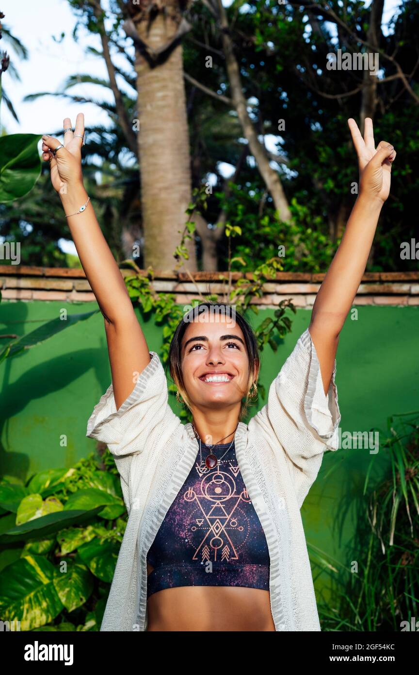 Peace sign smile smiling hi-res stock photography and images - Alamy