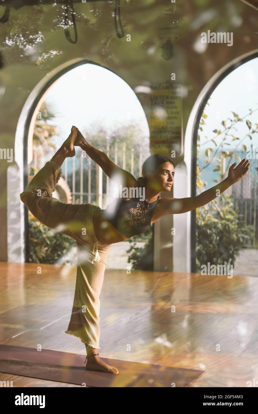 Natarajasana dancer hi-res stock photography and images - Alamy