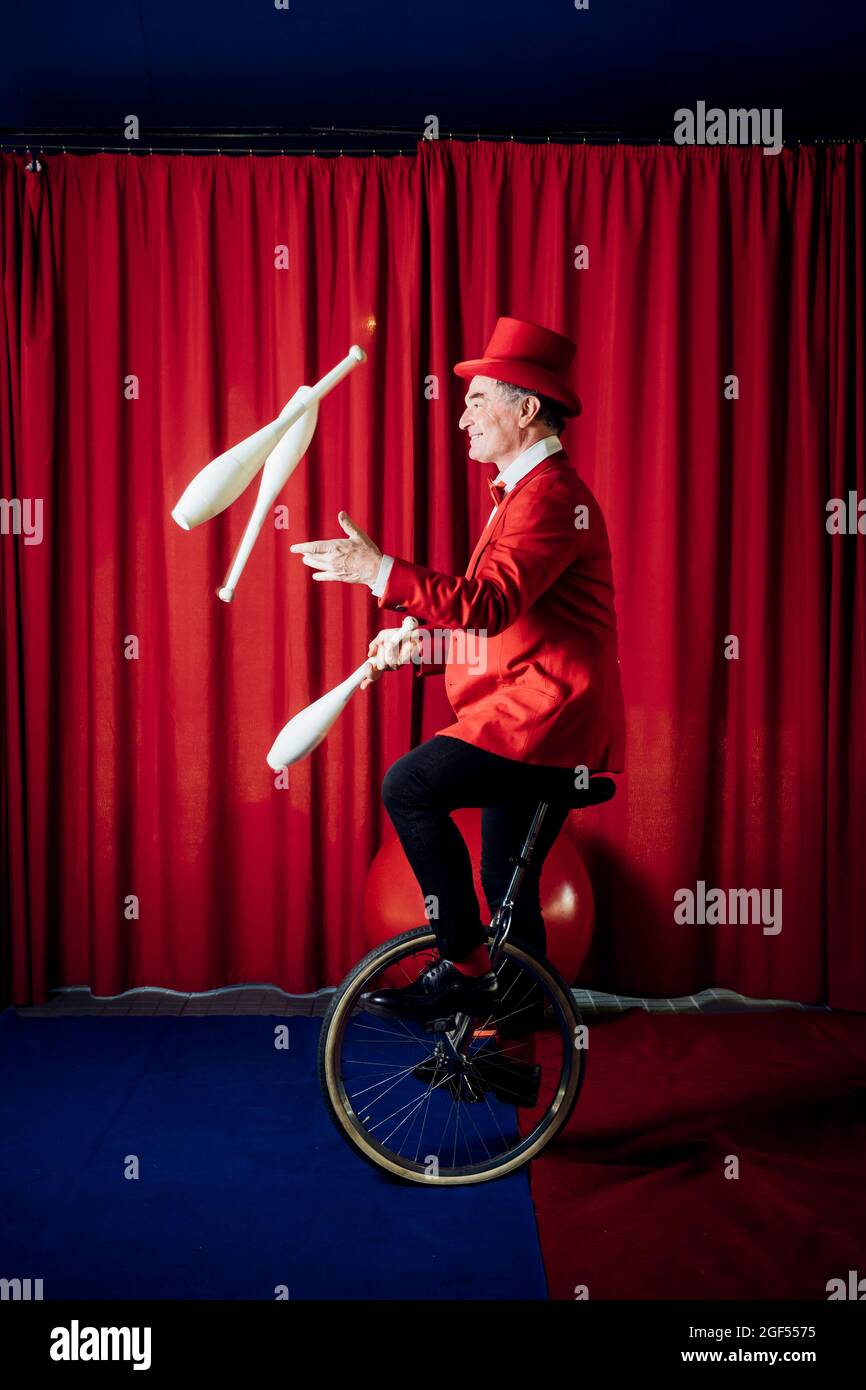 Man on unicycle juggling on hi-res stock photography and images - Alamy