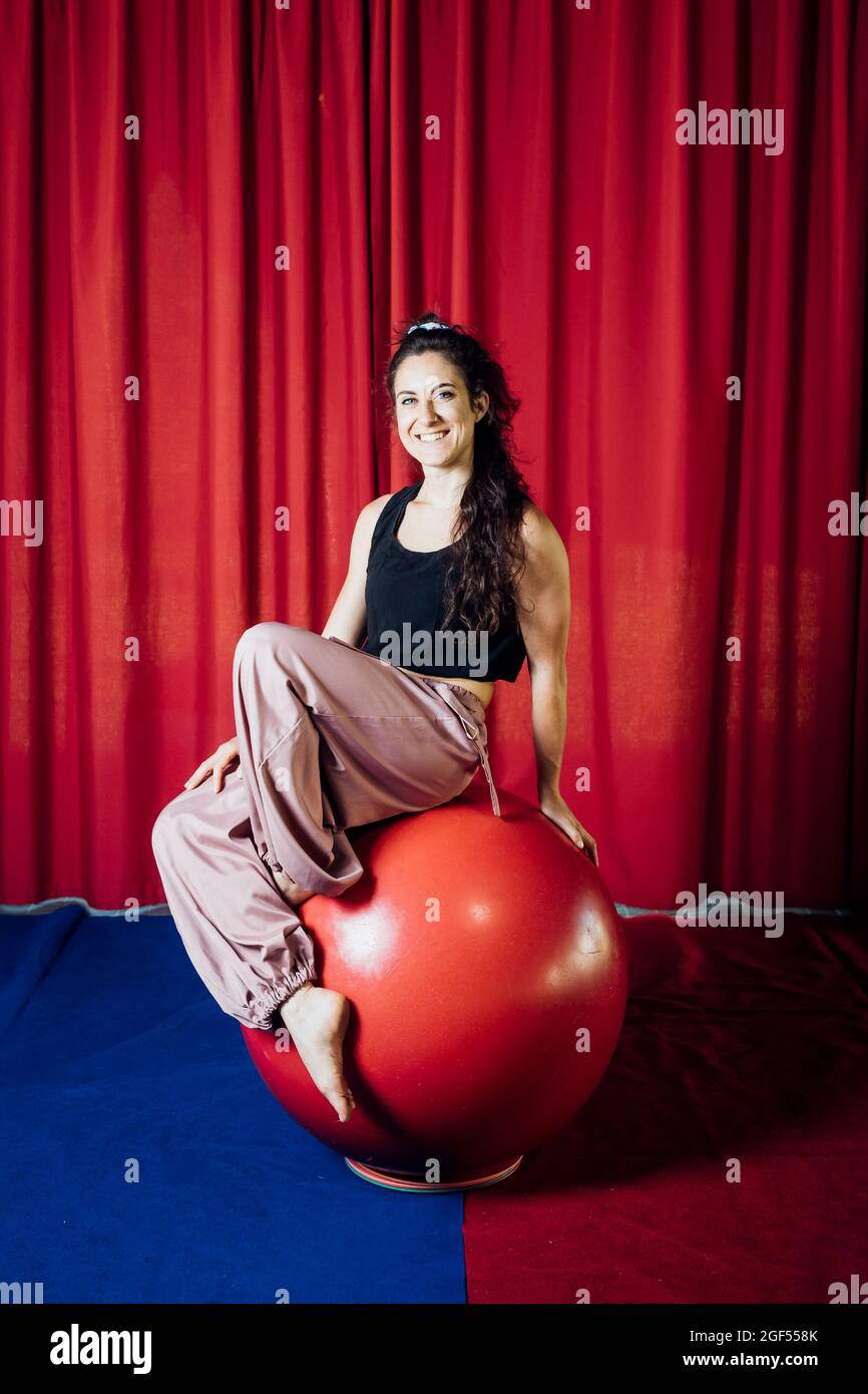 Female acrobat circus hi-res stock photography and images - Alamy