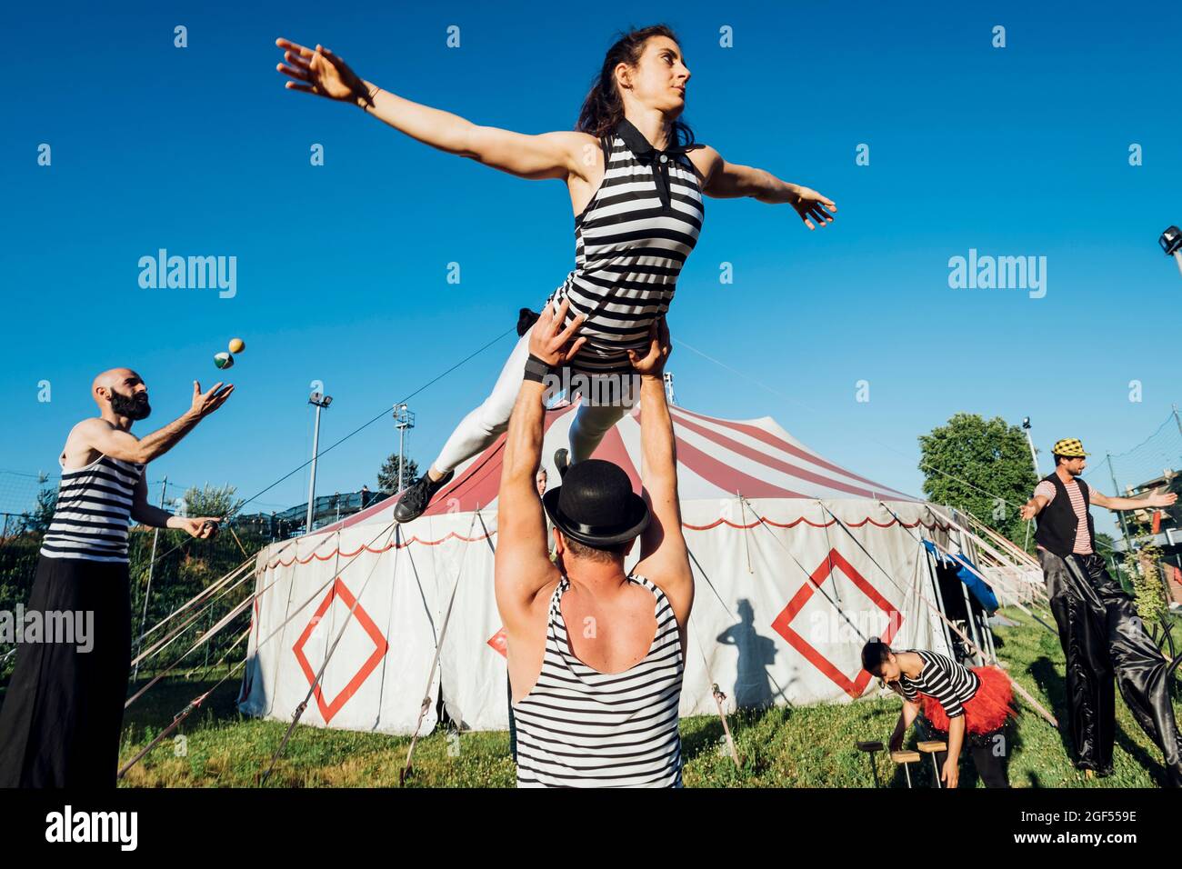 Juggling artist juggling artists hi-res stock photography and images ...