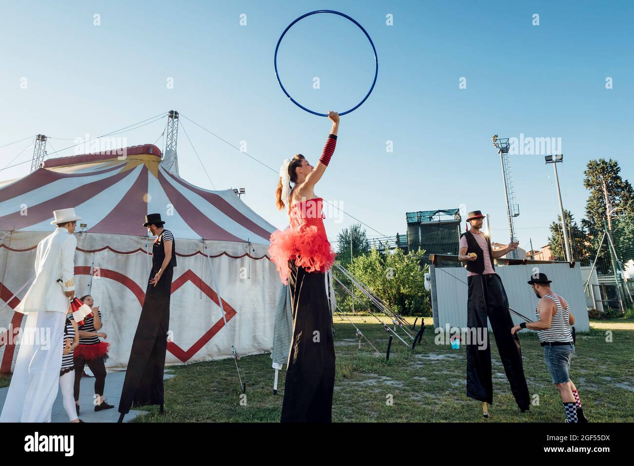 Circus performers hi-res stock photography and images - Alamy