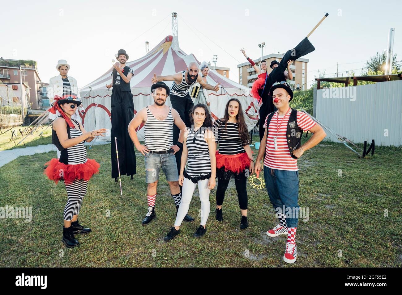 Circus performers hi-res stock photography and images - Alamy