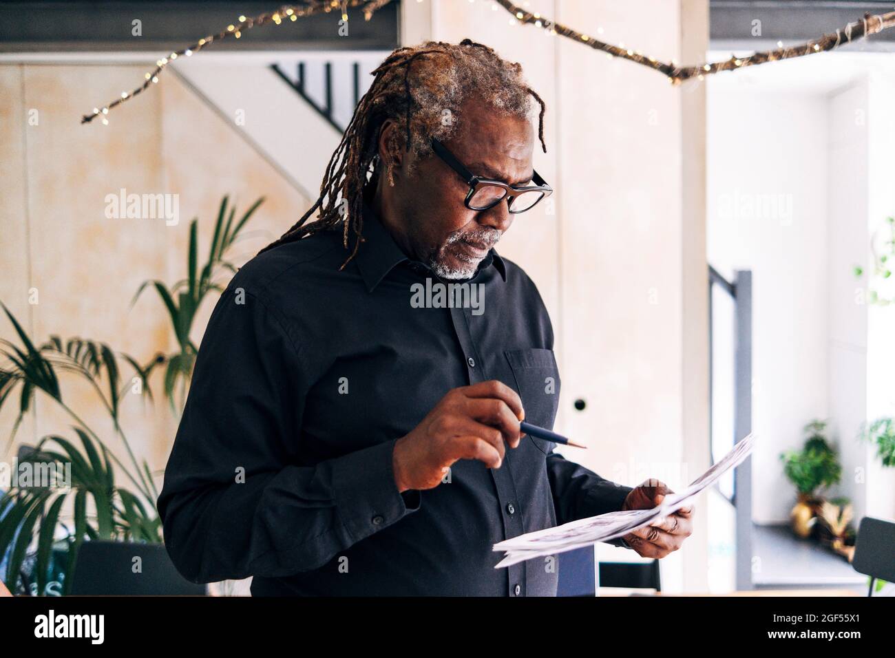 Checking documents hi-res stock photography and images - Alamy