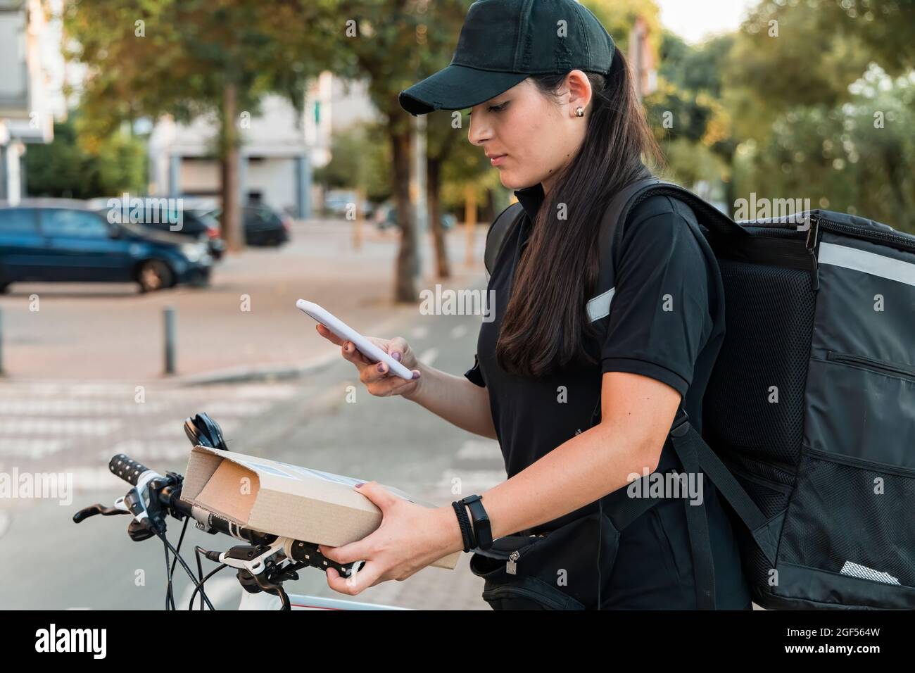Worker scanning box hi-res stock photography and images - Alamy