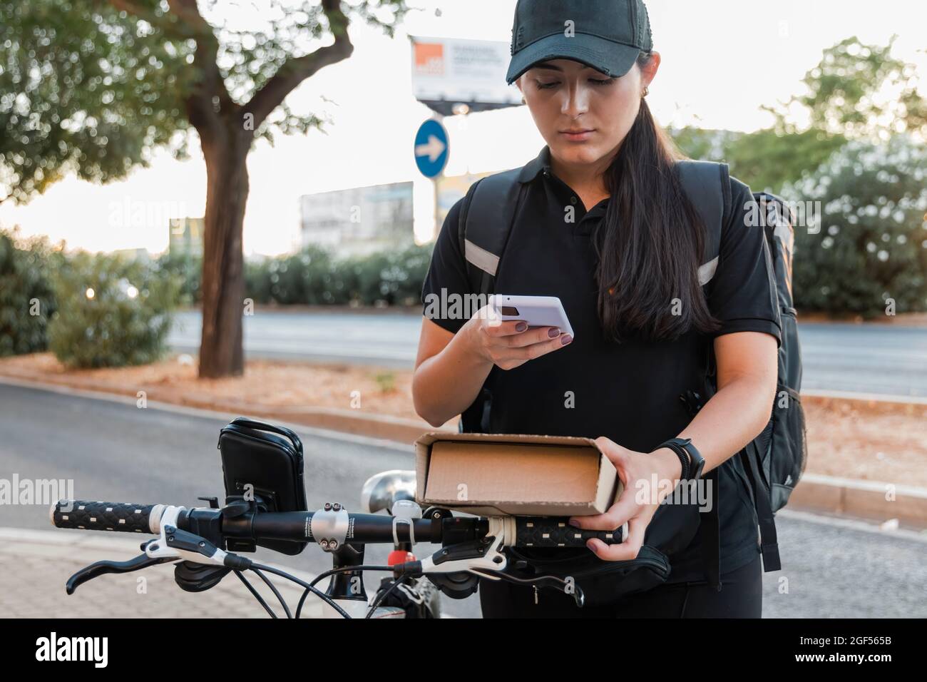 Delivery cycle hi-res stock photography and images - Alamy
