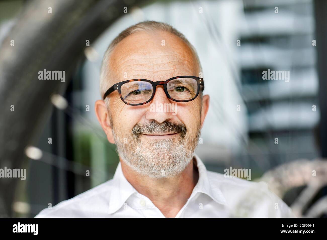 Man wearing eyeglasses staring hi-res stock photography and images - Alamy