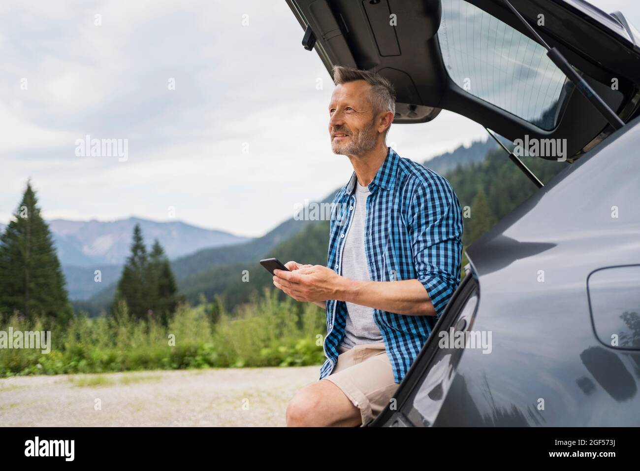 Thoughtful man holding smart hi-res stock photography and images - Alamy