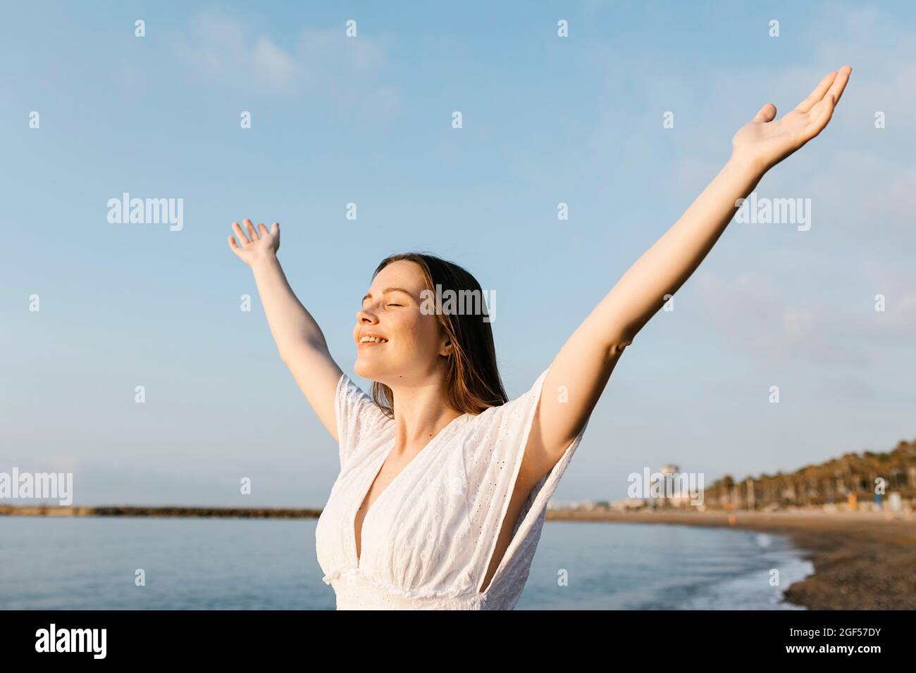 Woman with outstretched hand hi-res stock photography and images - Alamy