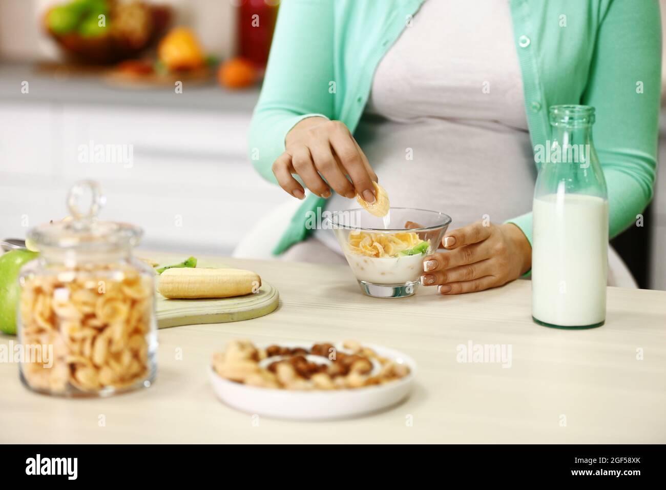 Pregnant woman making breakfast Stock Photo - Alamy