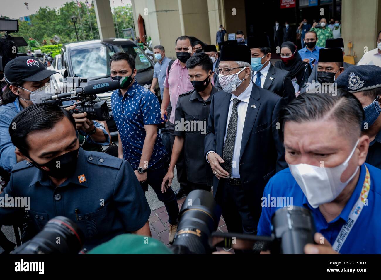 Several security officers were accompanying the 9th Malaysian Prime ...