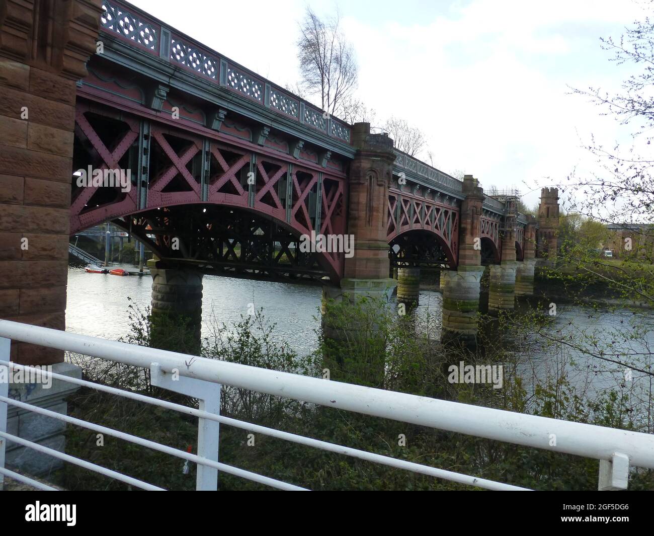 Bridge over the River Clyde Glasgow Scotland Stock Photo - Alamy