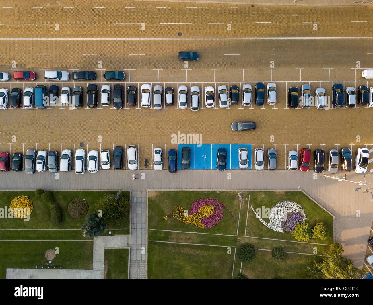 Aerial top view of a parking lot Stock Photo - Alamy