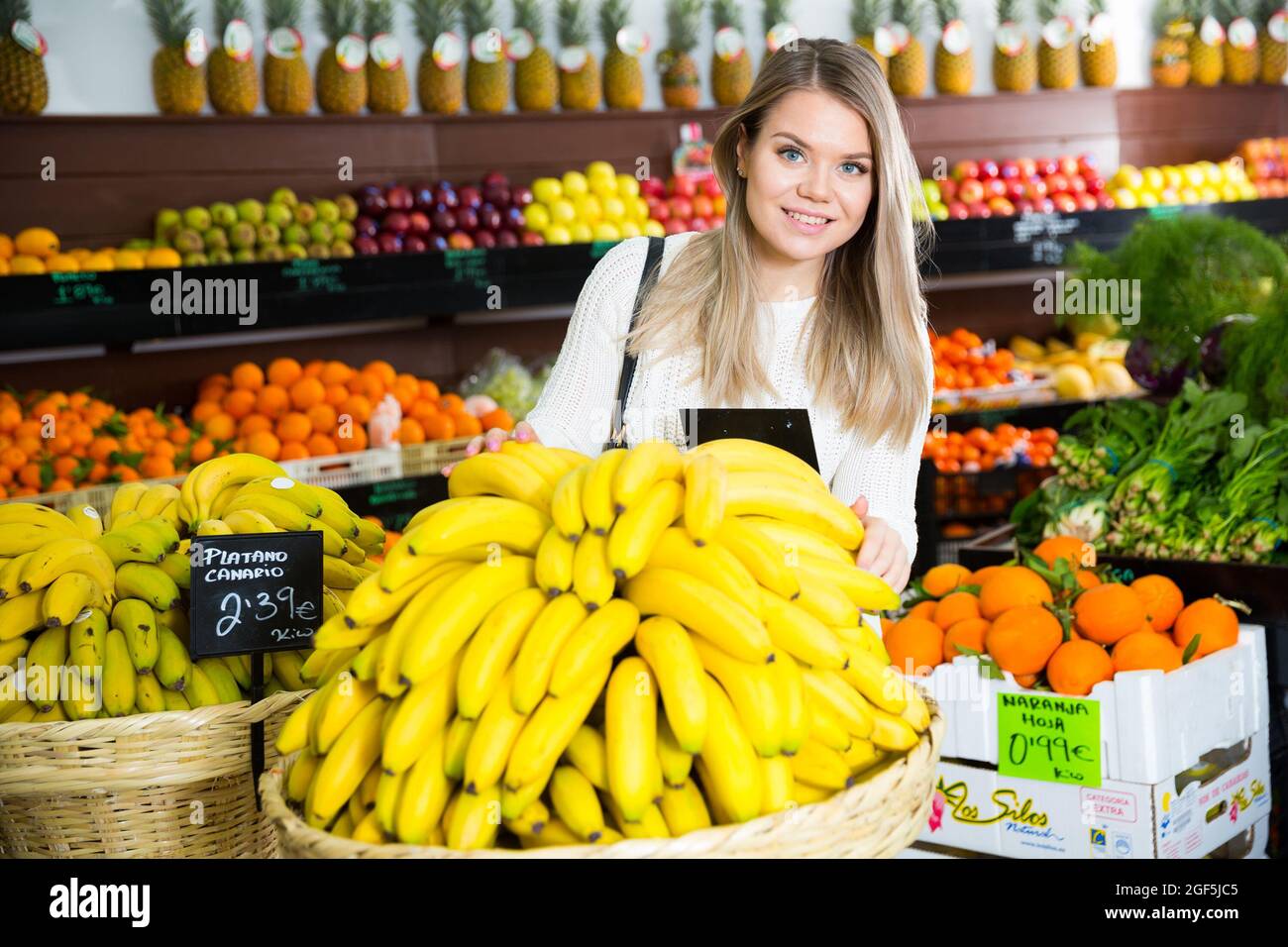 Young female choosing fresh bananas on the supermarket Stock Photo - Alamy
