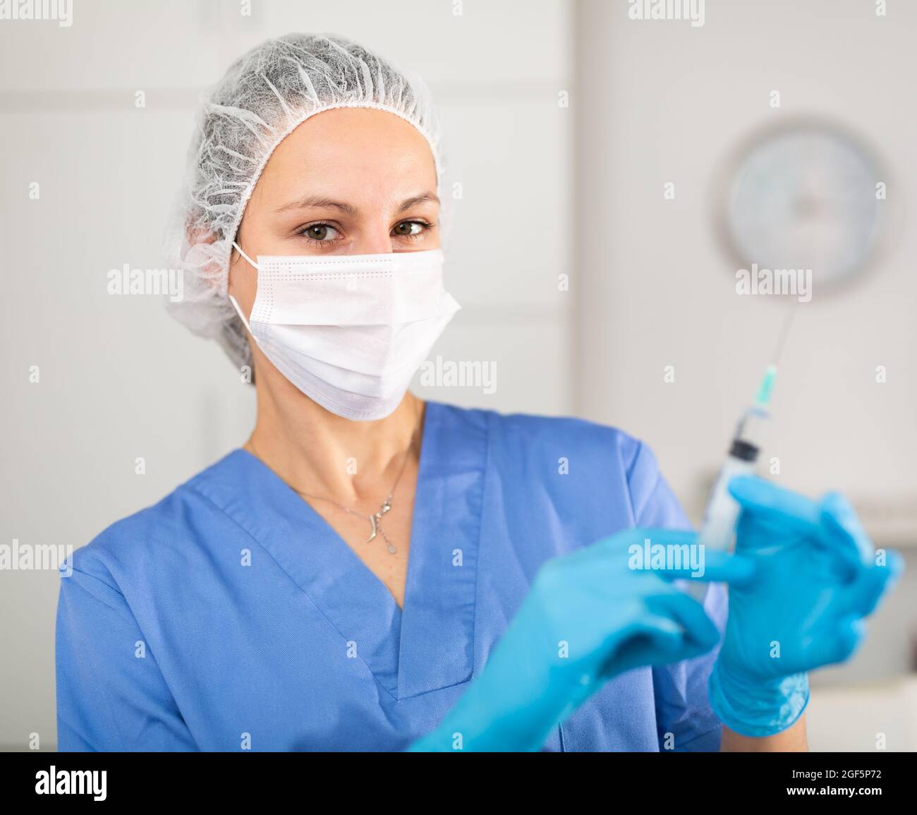 Nurse fills syringe with injection solution Stock Photo - Alamy