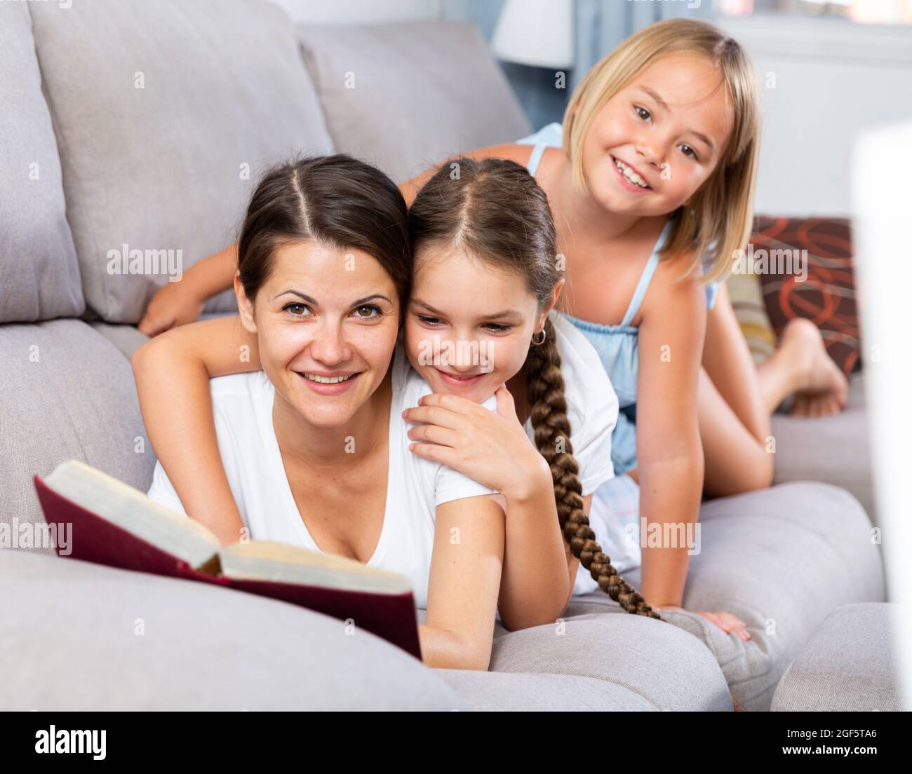 Girl book sofa hi-res stock photography and images - Alamy