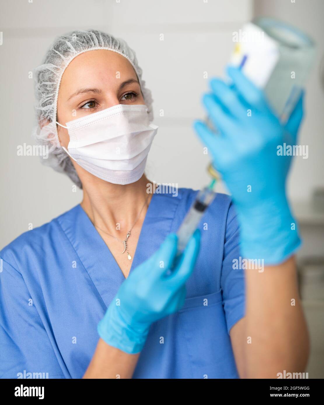Nurse fills syringe with injection solution Stock Photo - Alamy