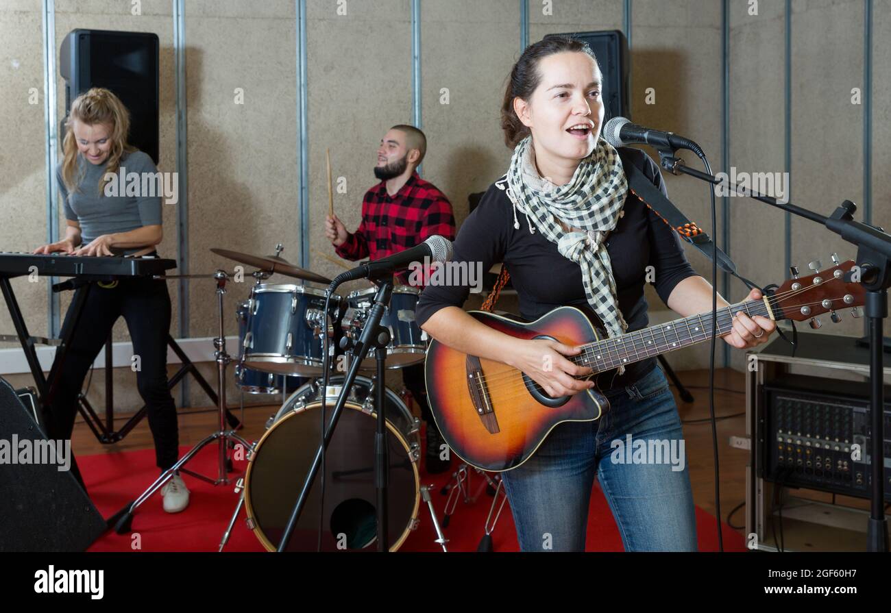 Singer man woman band singing hi-res stock photography and images - Alamy