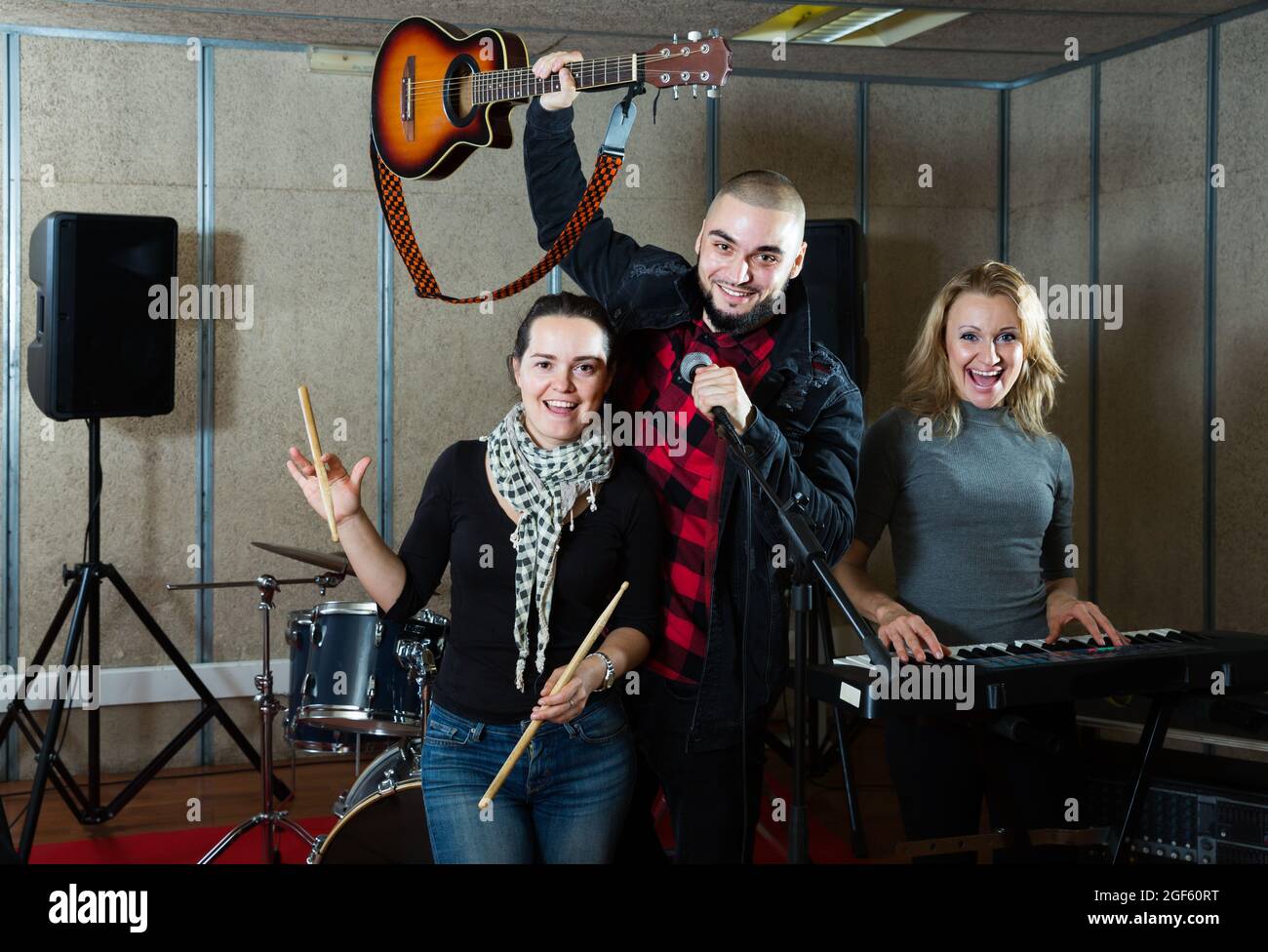Woman singer with drummer guitarist hi-res stock photography and images ...