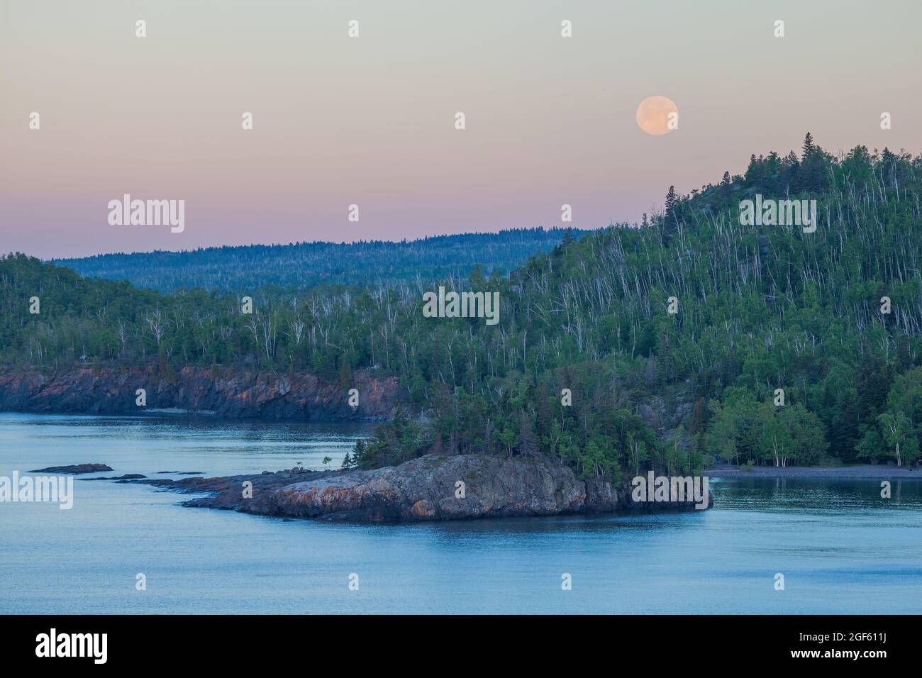 Moonset over the shore of Lake Superior, Split Rock Lighthouse State ...