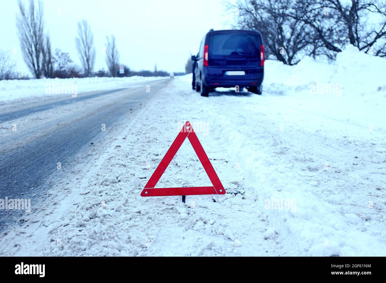 Breakdown car on drive winter hi-res stock photography and images - Alamy