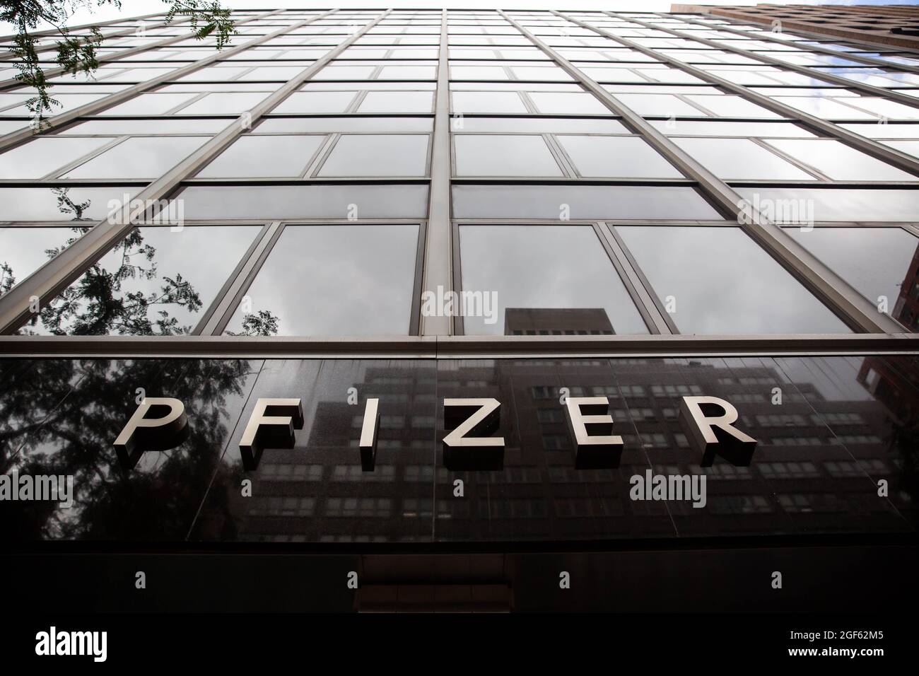 Pfizer world headquarters new york hi-res stock photography and images ...