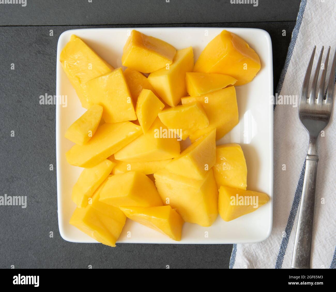 Overhead view of a plate of fresh ripe mango chunks Stock Photo - Alamy