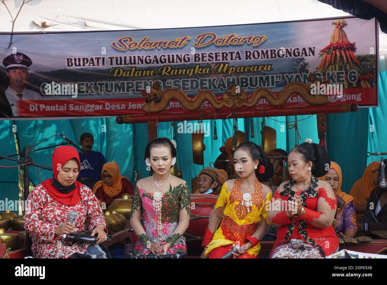 Javanese woman perform on the stage in sanggar beach Stock Photo - Alamy