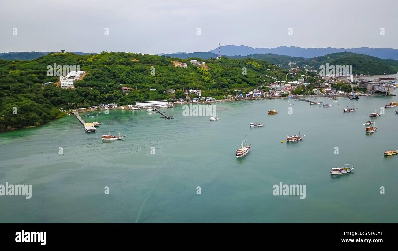 Traditional phinisi boats hi-res stock photography and images - Alamy