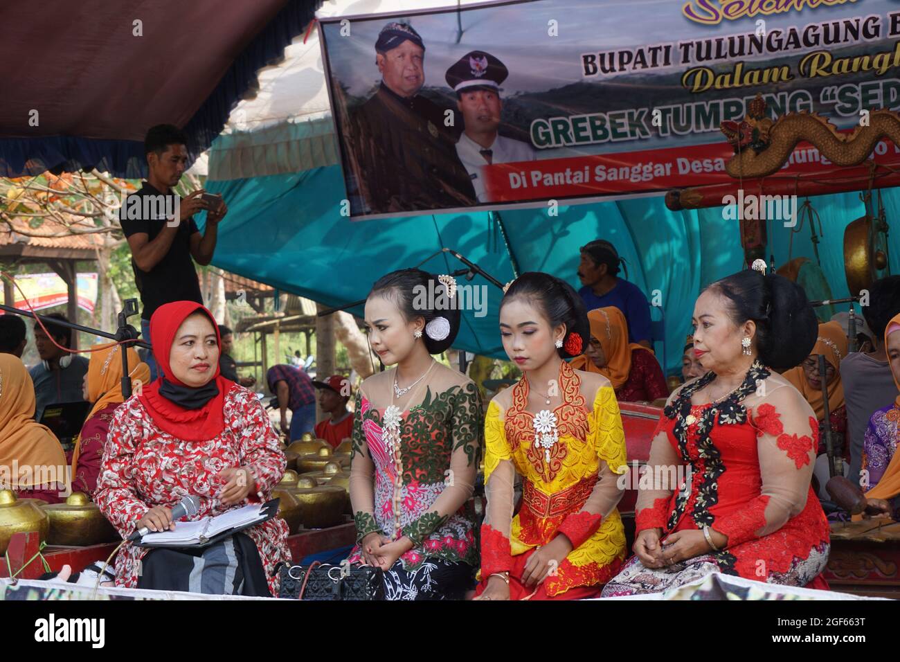 Javanese woman perform on the stage in sanggar beach Stock Photo - Alamy