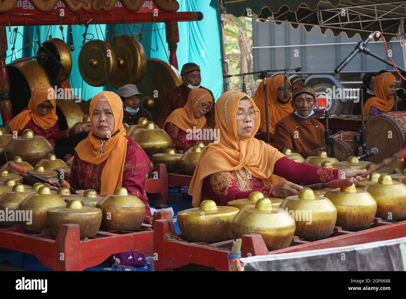 Javanese woman perform on the stage in sanggar beach Stock Photo - Alamy