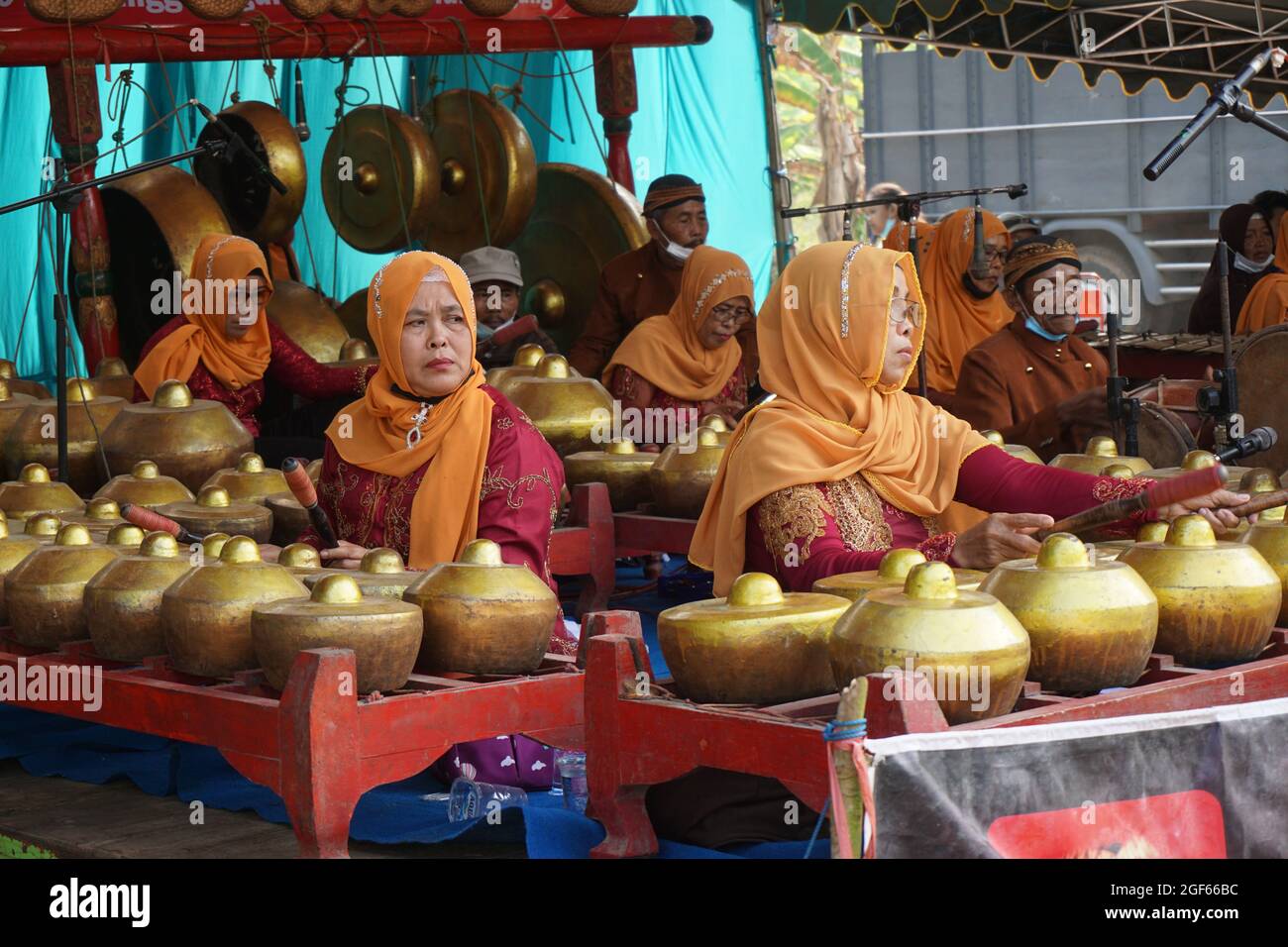 Javanese woman perform on the stage in sanggar beach Stock Photo - Alamy