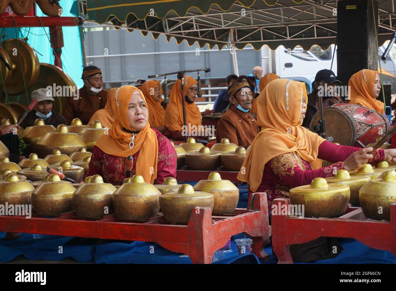 Javanese woman perform on the stage in sanggar beach Stock Photo - Alamy