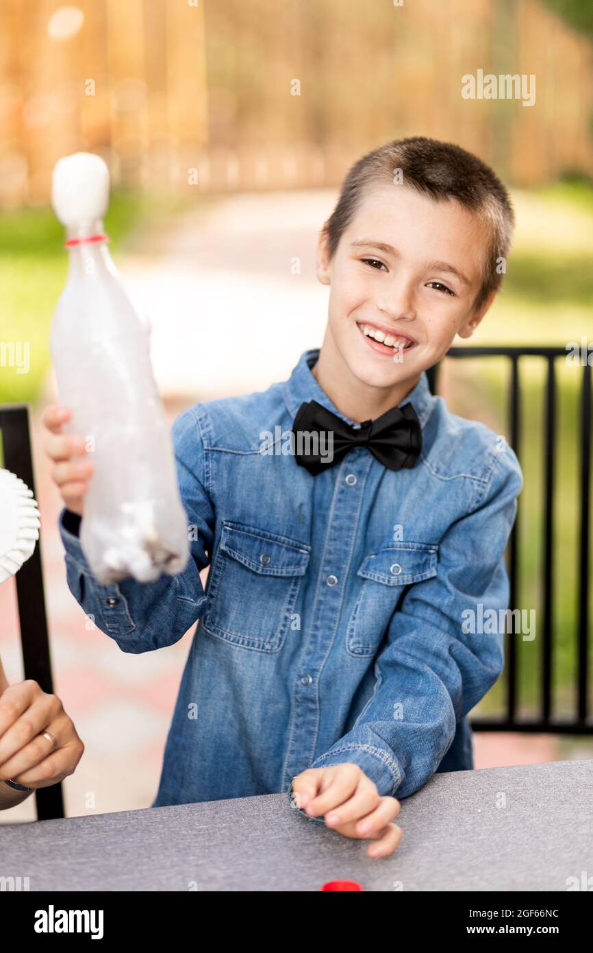 Boy doing physical experiments at home. An experience with a child on ...