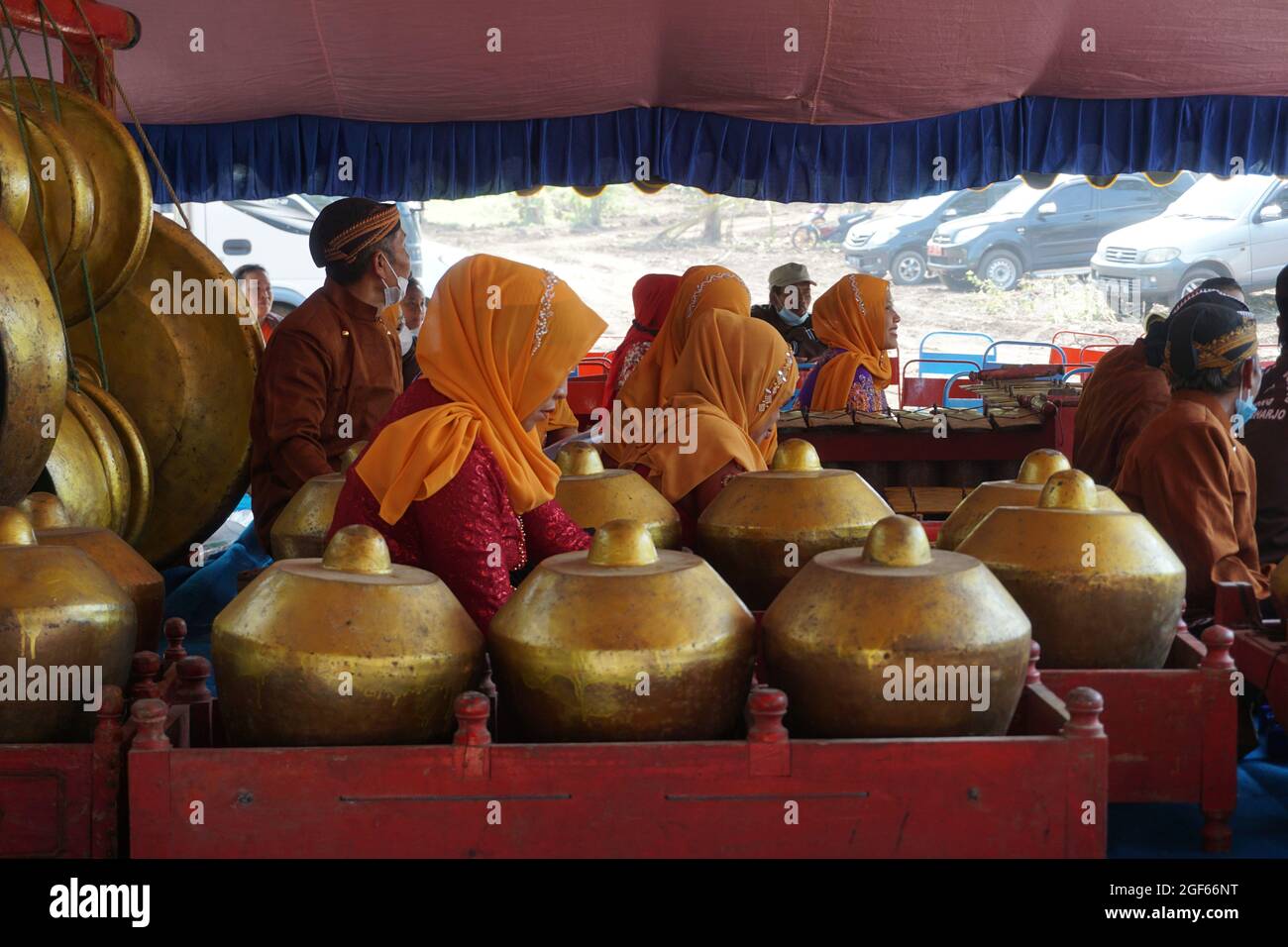 Javanese woman perform on the stage in sanggar beach Stock Photo - Alamy