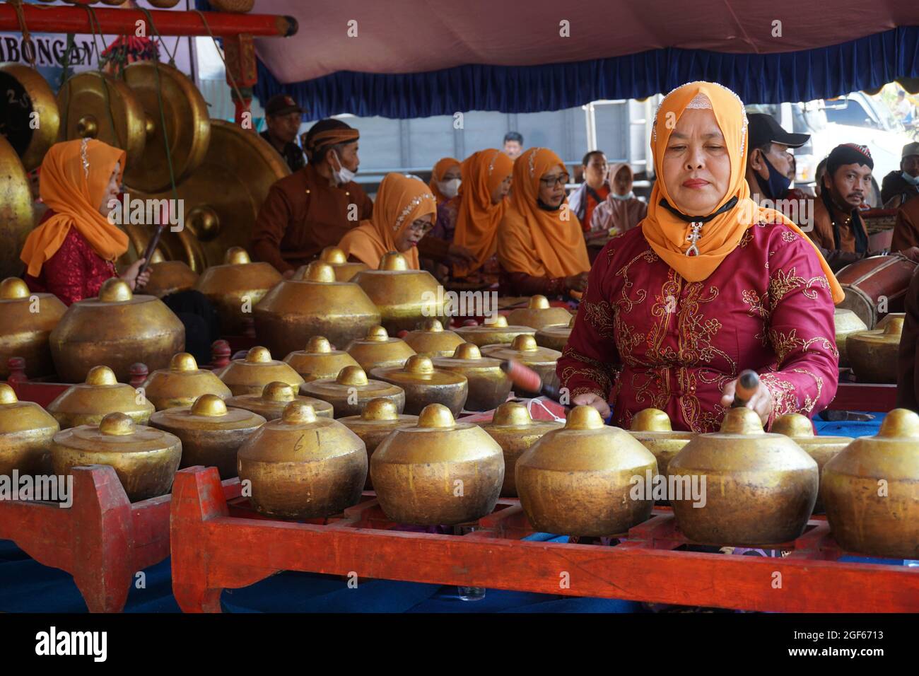 Javanese woman perform on the stage in sanggar beach Stock Photo - Alamy
