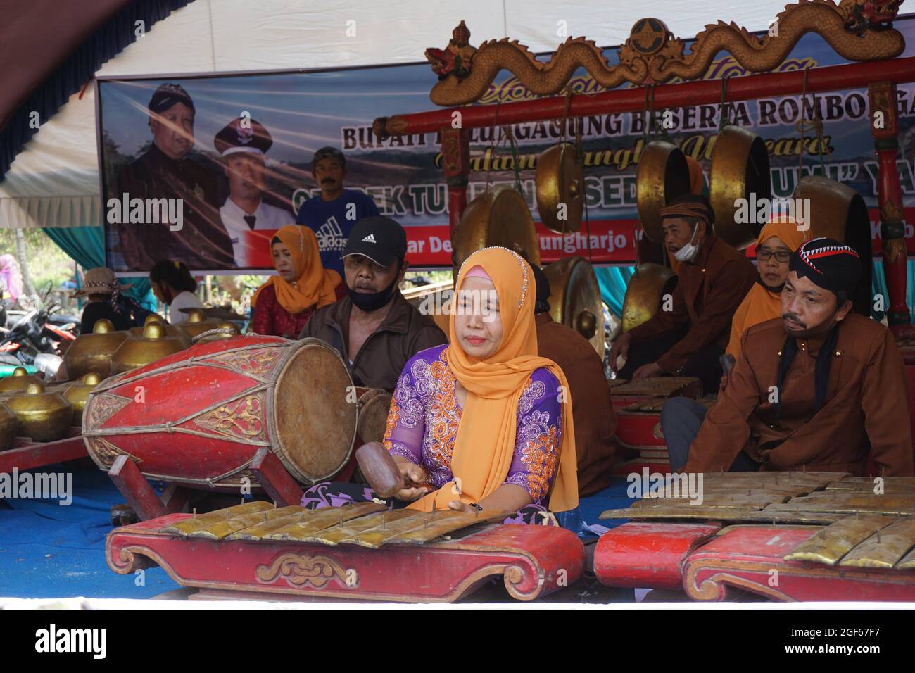 Javanese woman perform on the stage in sanggar beach Stock Photo - Alamy