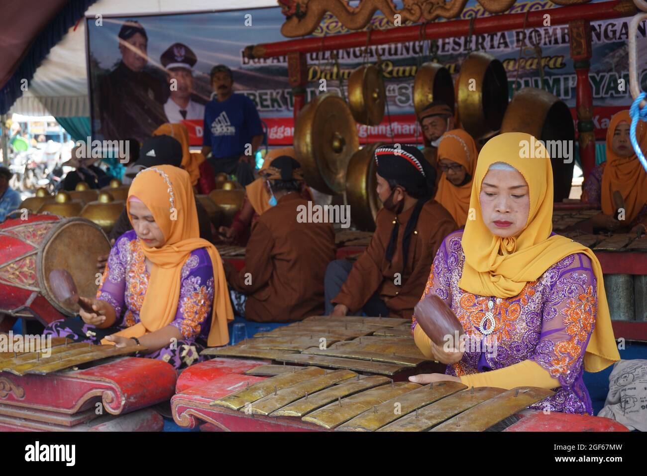 Javanese woman perform on the stage in sanggar beach Stock Photo - Alamy