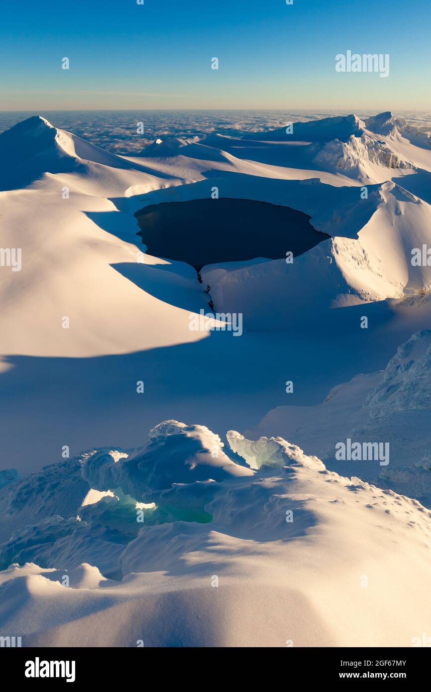 Mount Ruapehu summit plateau and Crater Lake, Tongariro National Park ...