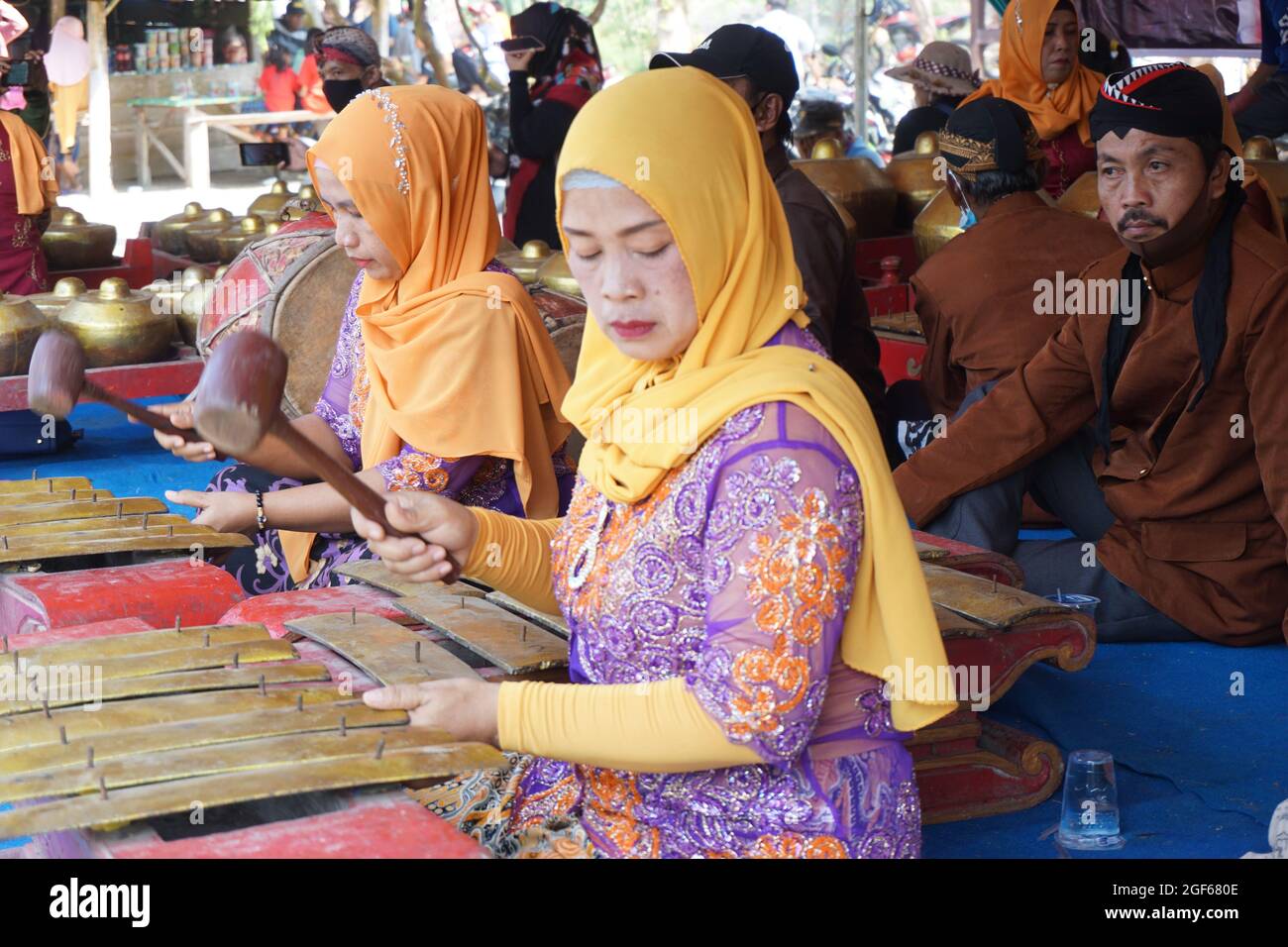 Javanese woman perform on the stage in sanggar beach Stock Photo - Alamy