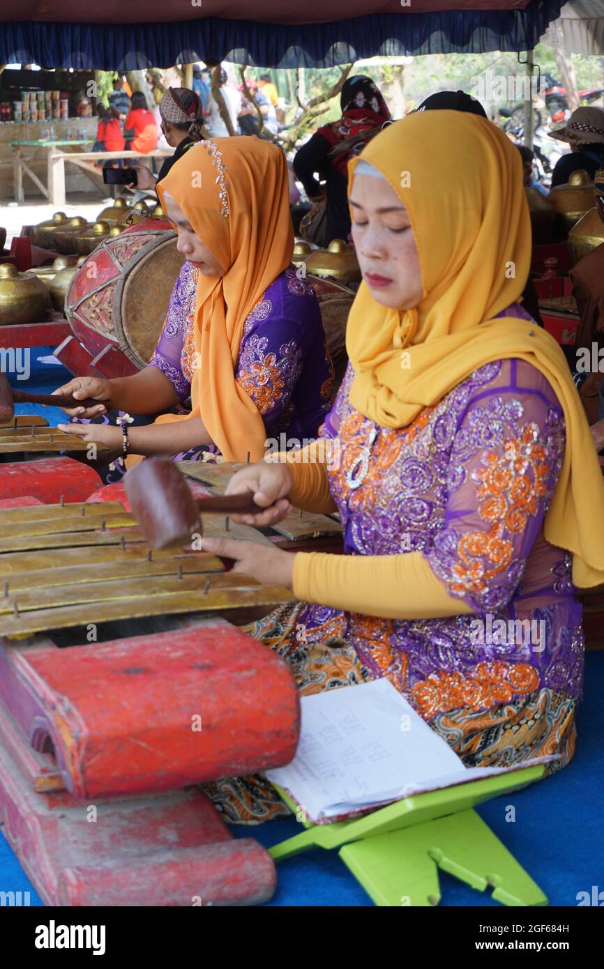 Javanese woman perform on the stage in sanggar beach Stock Photo - Alamy