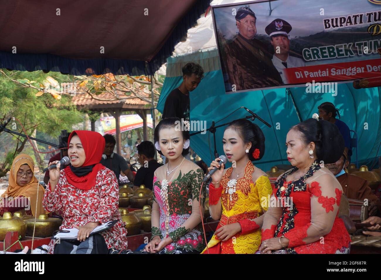 Javanese woman perform on the stage in sanggar beach Stock Photo - Alamy