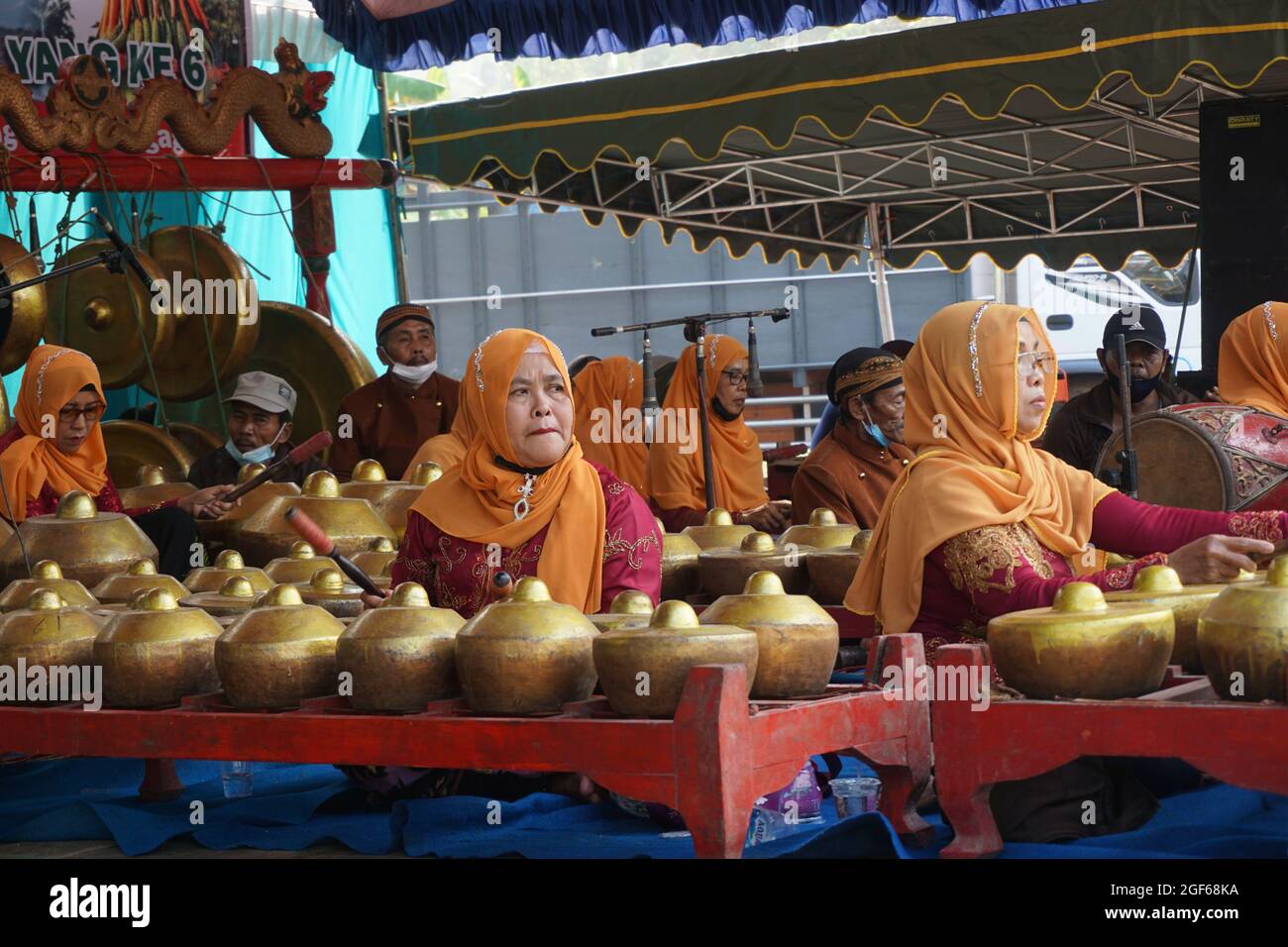 Javanese woman hi-res stock photography and images - Alamy